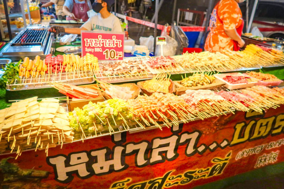 9 Amazing Chiang Mai Markets, Walking Streets and Flea Markets [2022]